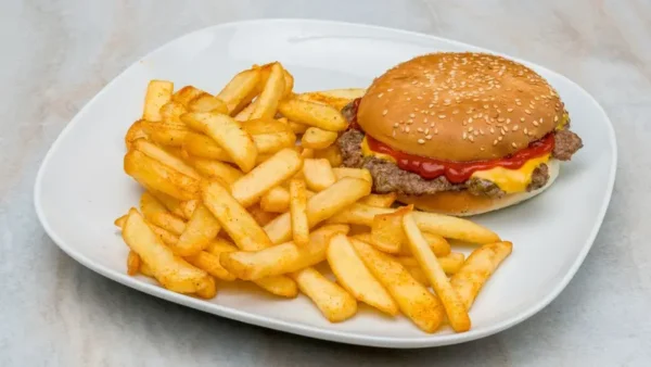 Hamburger med pommes frites - Melt Restaurant & cafe